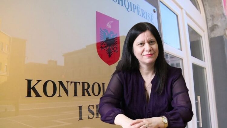Shalësi kthen Kuvendin e Shqipërisë në strehëzë për shoqen Moza
