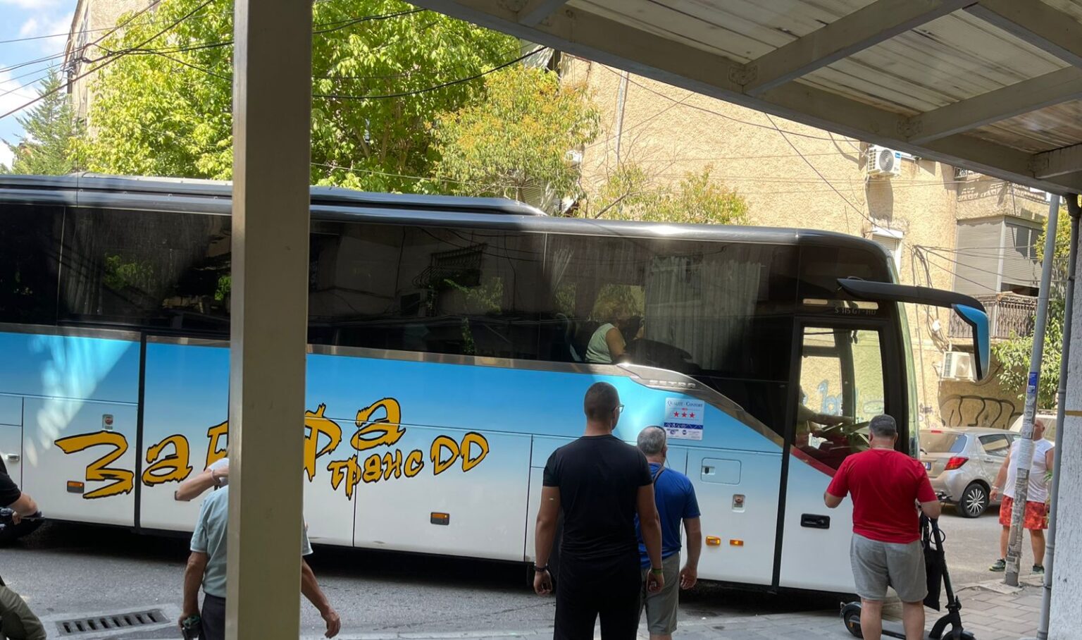 Rama premton turizëm elitar, autobuzi me turistë bllokohet në rrugët e ...