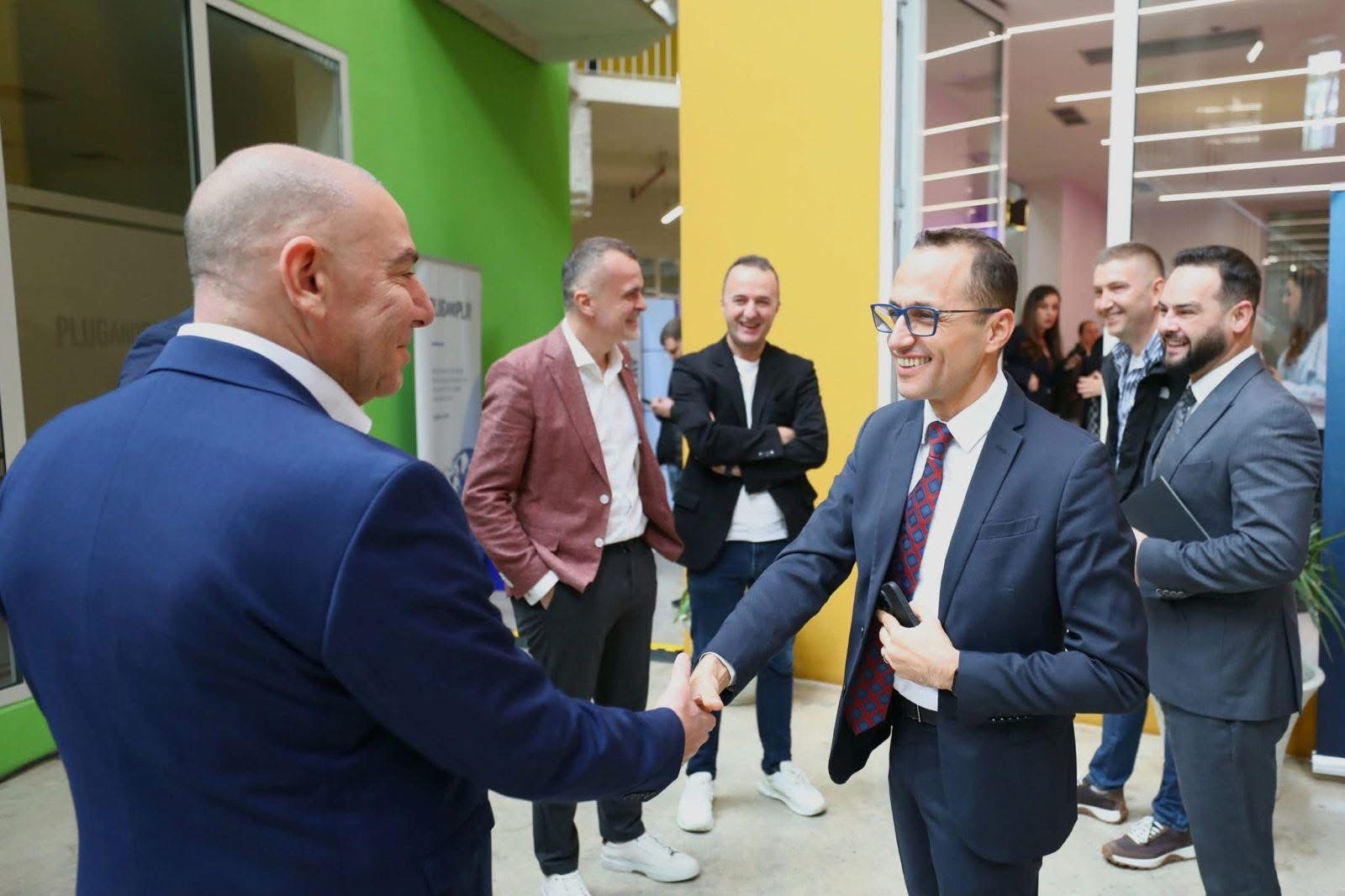 Goja vesh më vesh pasi i dha 1.2 mld lekë, Ermal Beqiri feston emërimin ...