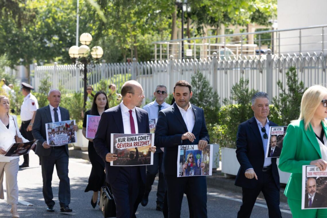 Deputetët e PD me pankarta në Kuvend: Na gjeni një ministri pa ...